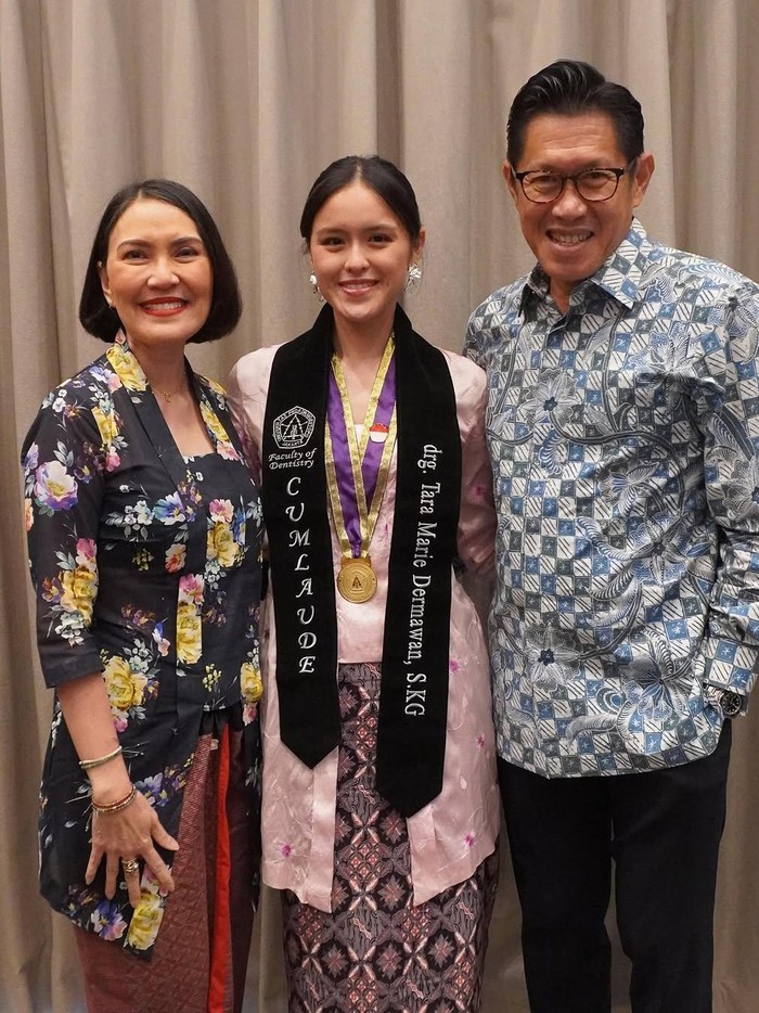 Selamat! Anak Becky Tumewu Lulus dari Fakultas Kedokteran Gigi