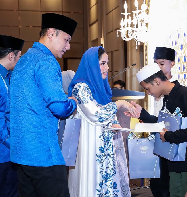 7 Gaya Kompak Annisa Pohan dan Aliya Rajasa, Dua Menantu SBY Berbaju Kembar