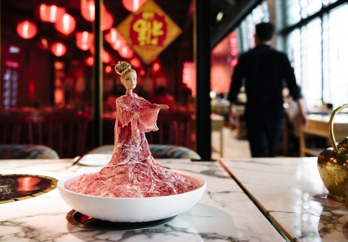 Ini Meat Barbie, Boneka dengan Gaun Irisan Daging Populer di Resto Hotpot