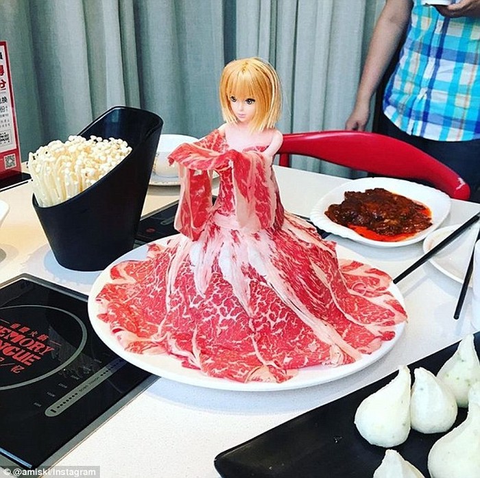 Ini Meat Barbie, Boneka dengan Gaun Irisan Daging Populer di Resto Hotpot