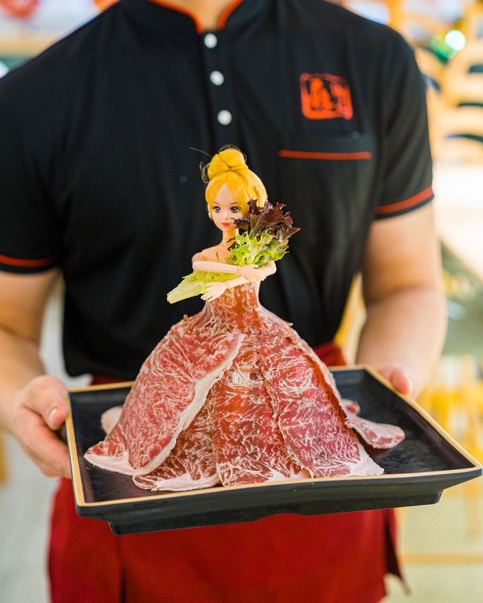 Ini Meat Barbie, Boneka dengan Gaun Irisan Daging Populer di Resto Hotpot