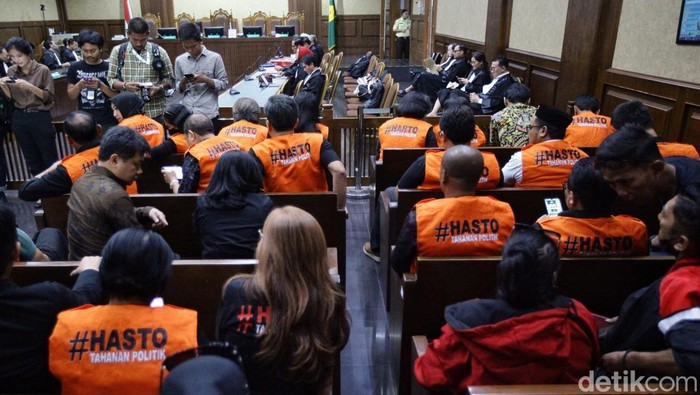 Pendukung Hasto Penuhi Ruang Sidang dan Luar Pengadilan