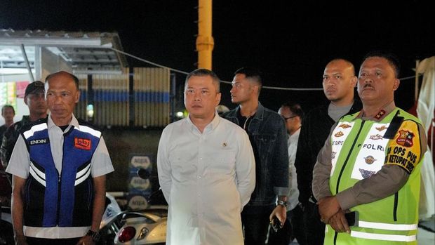 Kakorlantas, Menhub, Dirut JR-ASDP Sahur di Pelabuhan Merak, Pantau ... Kakorlantas, Menhub, Dirut JR-ASDP Sahur di Pelabuhan Merak, Pantau ...