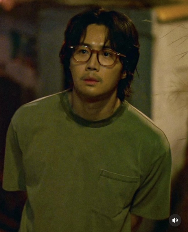 Pesona Kim Seon Ho Tampil Gondrong Berkumis di When Life Gives You Tangerines