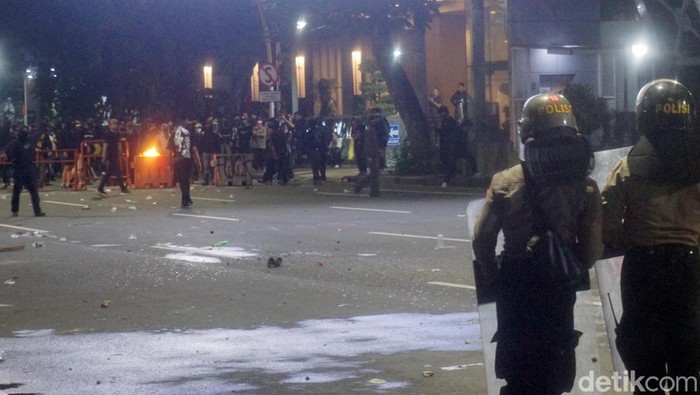 Polisi Pukul Mundur Massa Tolak UU TNI di Surabaya