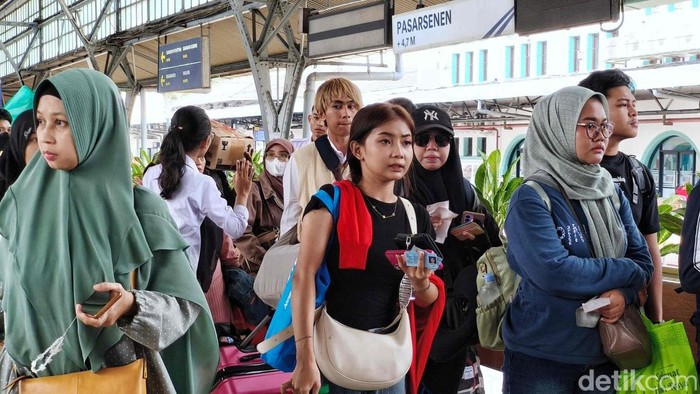 Suasana Stasiun Pasar Senen Mulai Disesaki Pemudik