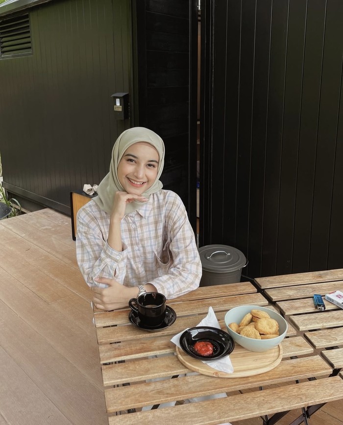 10 Potret Cut Intan Nabila yang Hobi Nongkrong di Kafe