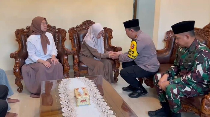 Tiba di Rumah Duka Briptu Anumerta Ghalib, Kapolri-Panglima TNI ... Tiba di Rumah Duka Briptu Anumerta Ghalib, Kapolri-Panglima TNI ...