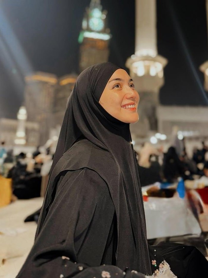 Citra Kirana dan Rezky Aditya Iktikaf di Masjidil Haram Citra Kirana dan Rezky Aditya Iktikaf di Masjidil Haram