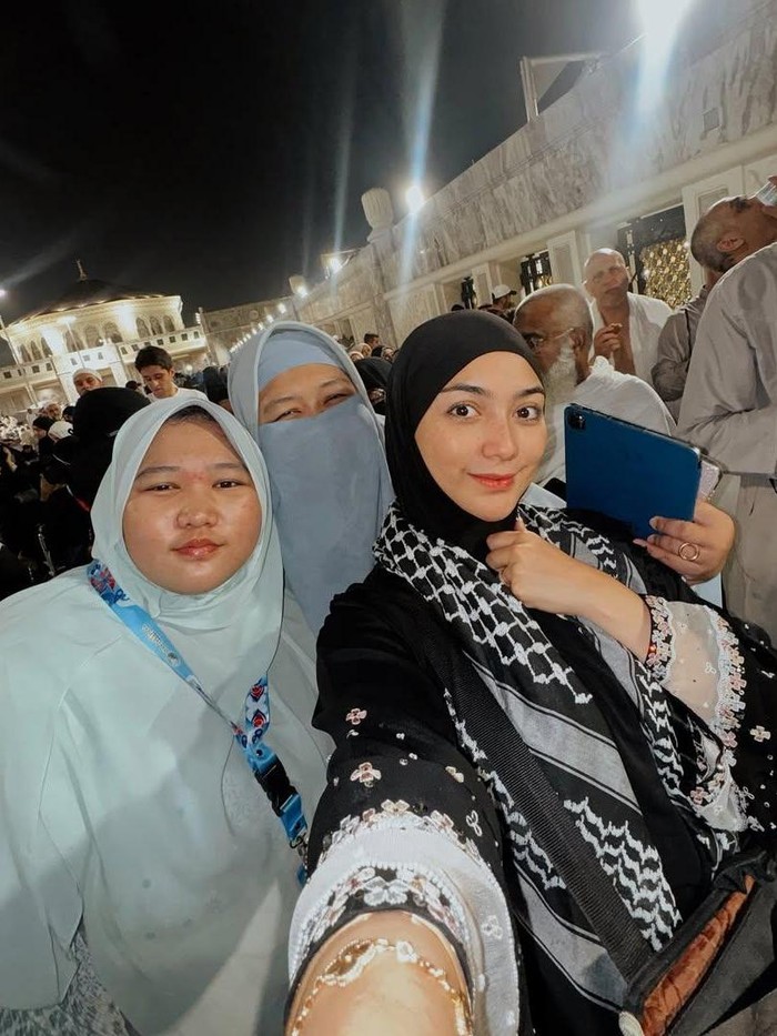 Citra Kirana dan Rezky Aditya Iktikaf di Masjidil Haram