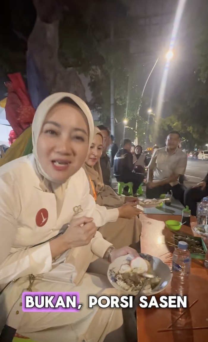 Atalia Praratya Jajan Bakso hingga Beri Kue Ultah ke Ridwan Kamil