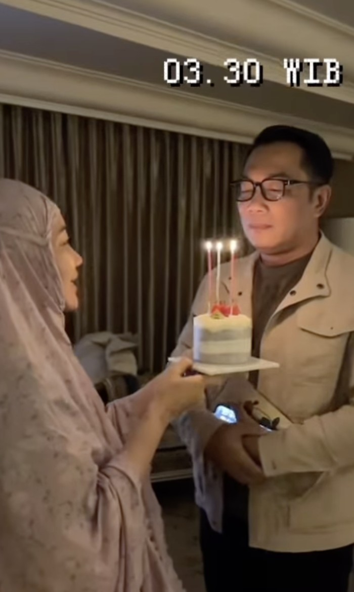 Atalia Praratya Jajan Bakso hingga Beri Kue Ultah ke Ridwan Kamil