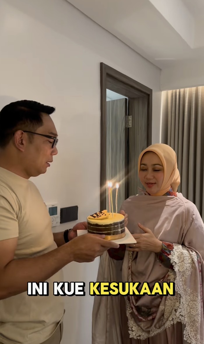 Atalia Praratya Jajan Bakso hingga Beri Kue Ultah ke Ridwan Kamil