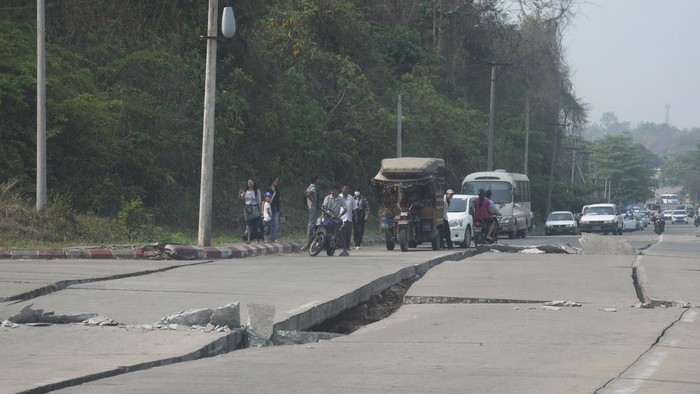 Penampakan Jalan di Myanmar Hancur Akibat Gempa M 7,7