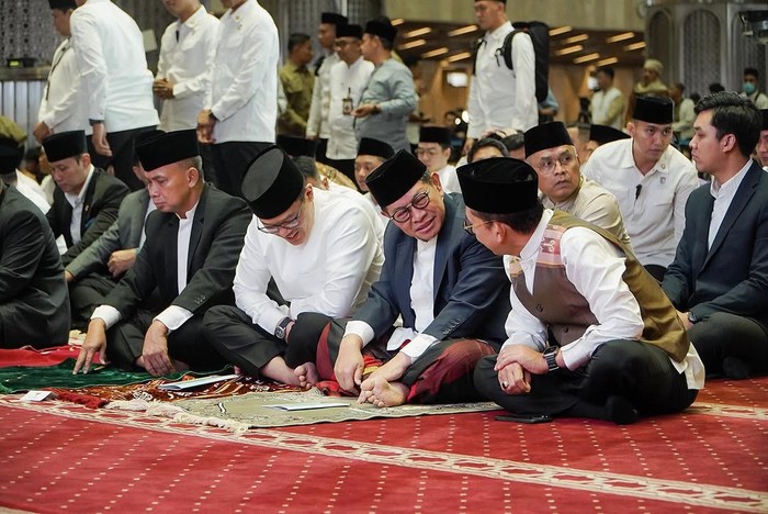 Senyum Pramono Anung Saat Ngobrol dengan Prabowo di Istiqlal