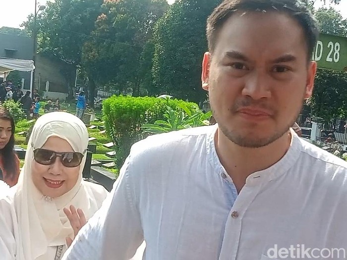 Kebersamaan Dewi Yull Bareng Anak dan Cucu di Samping Pusara Ray Sahetapy