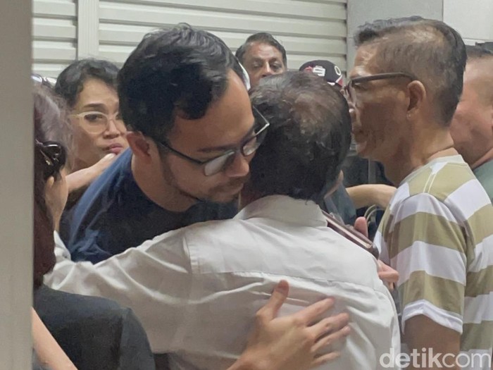 Momen dan Ekspresi Surya Sahetapy Setibanya di Rumah Duka