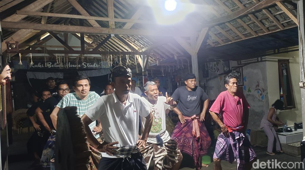 Antusiasnya Bapak-bapak Belajar Menari Bali di Batuan Sukawati
