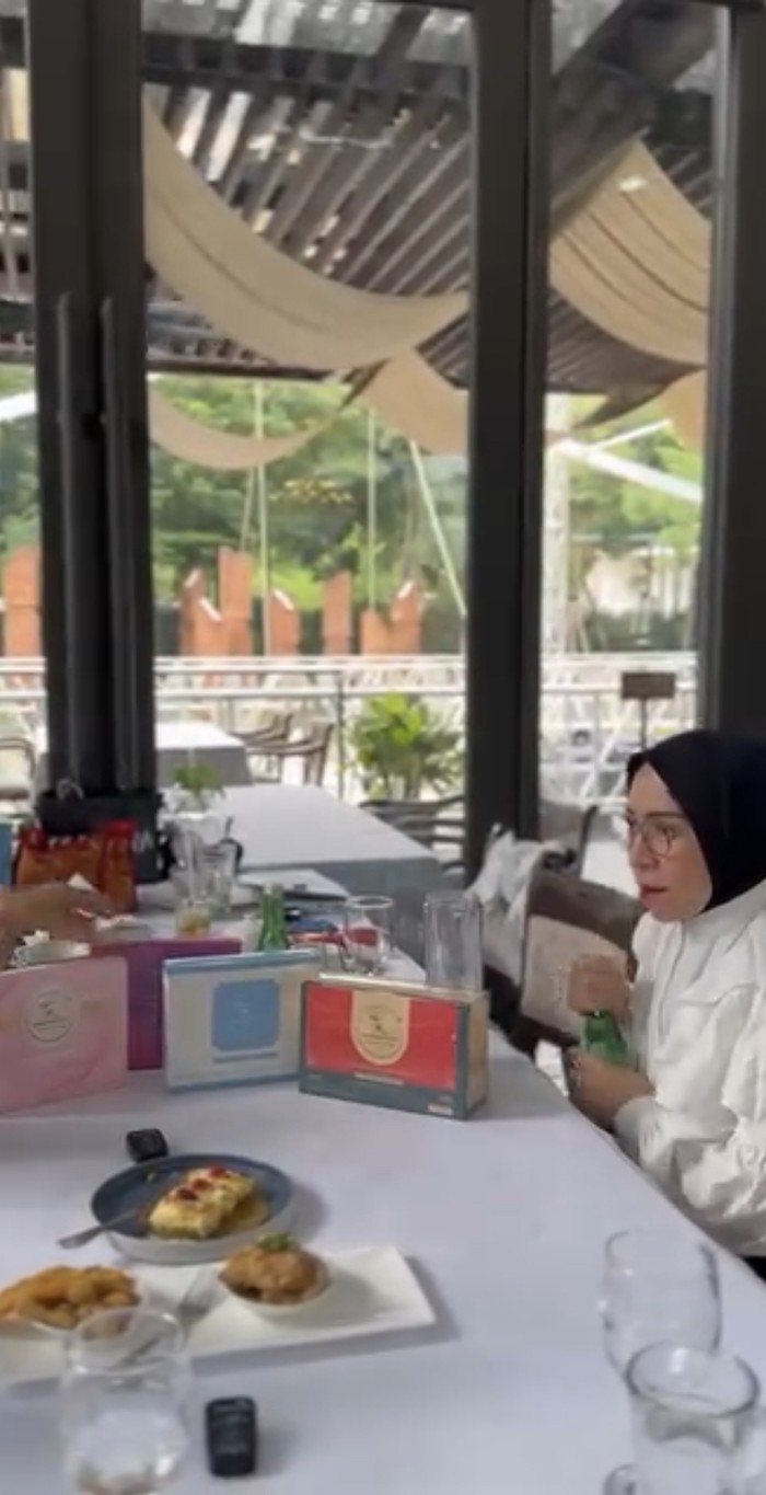 Gaya Kece Melly Goeslaw saat Kulineran Surabi Oncom hingga Petai