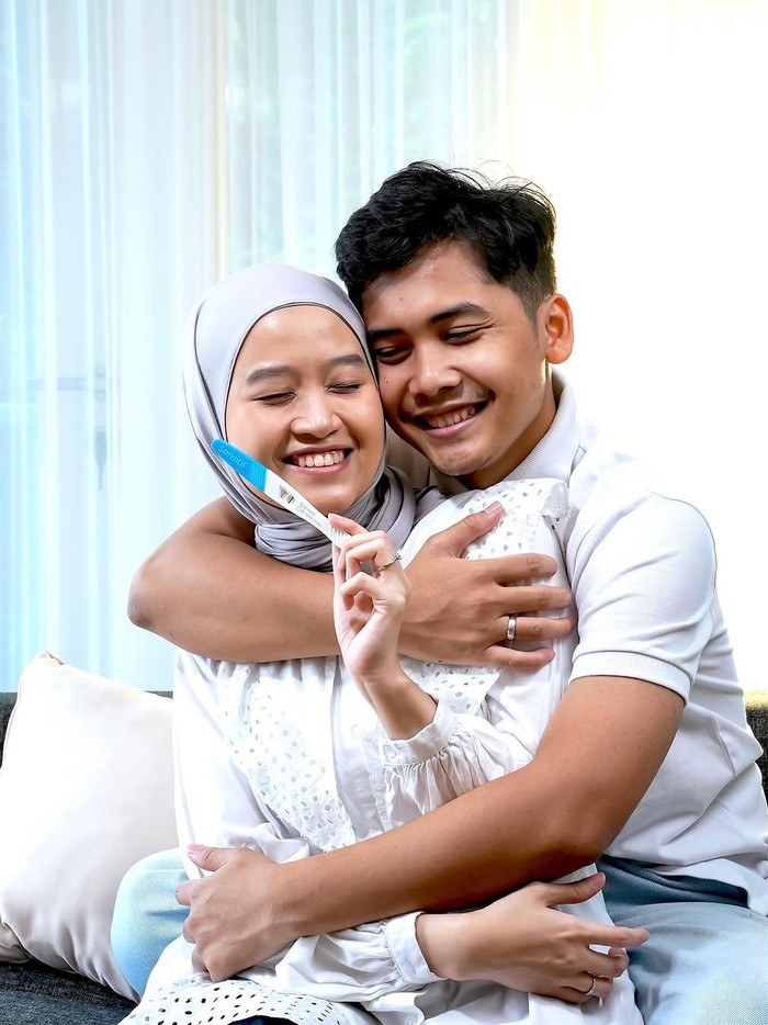 Selamat! Istri Bintang Emon Melahirkan Anak Pertama