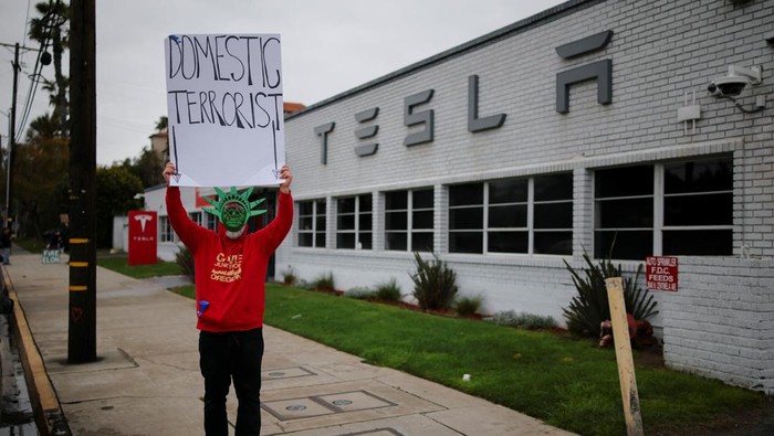 Gelombang Protes Melanda Dealer-dealer Tesla di Berbagai Negara