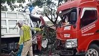 Truk Tangki Pertamina Adu Banteng Dengan Dump Truck, Sopir Terjepit