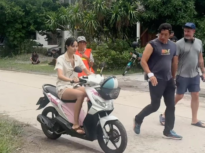 Aksi Lisa BLACKPINK Naik BeAT Karbu Bikin Geger