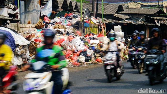 Potret Tumpukan Sampah di Pinggir Jalan Ciputat