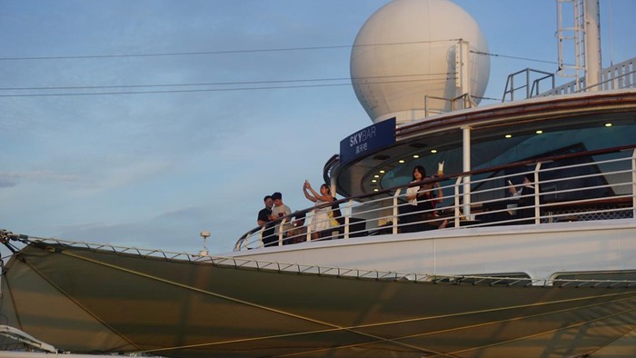 Pemandangan Sunset Cantik dari Atas Kapal Pesiar, Tak Ada Duanya