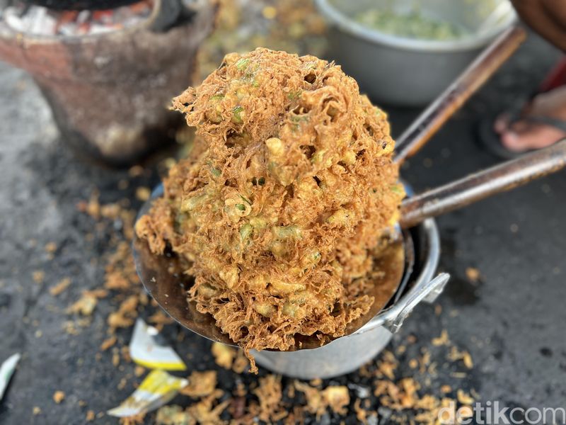 Sarapan Nikmat 'Ngemper' di Jogja, Ada Telur Dadar Kriwil Racikan Mbak Yuni