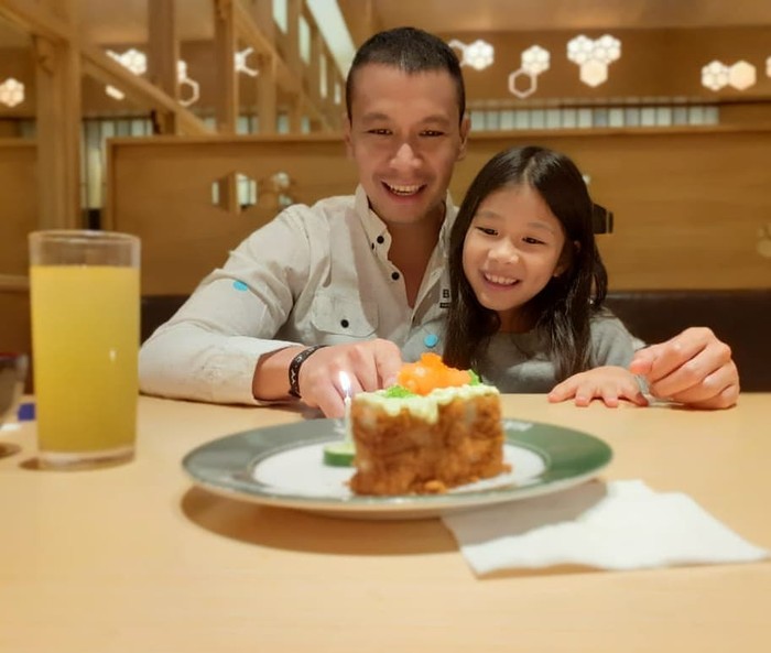 Manisnya Momen Samuel Rizal Makan Dessert Bareng Putrinya