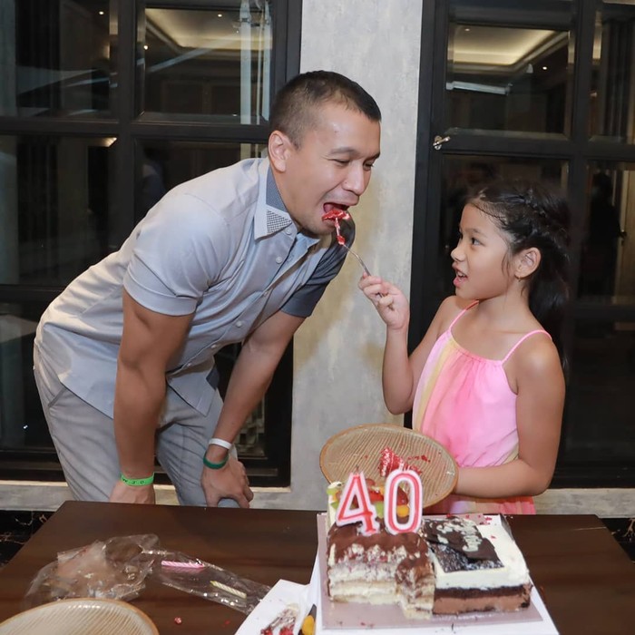 Manisnya Momen Samuel Rizal Makan Dessert Bareng Putrinya