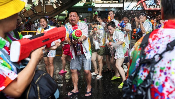 Serunya Perang Air Rayakan Tahun Baru Tradisional 'Songkran' di Thailand
