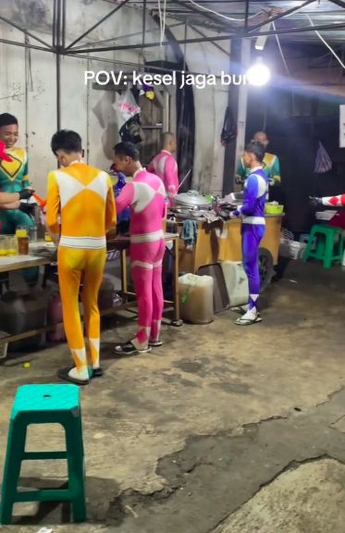 Kocak! 10 Penjual Makanan Ini Cosplay Jadi Power Rangers dan Kuntilanak