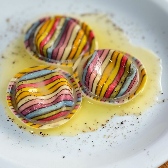 Wow! Chef Ini Bikin Pasta Warna-warni dan Motif Abstrak