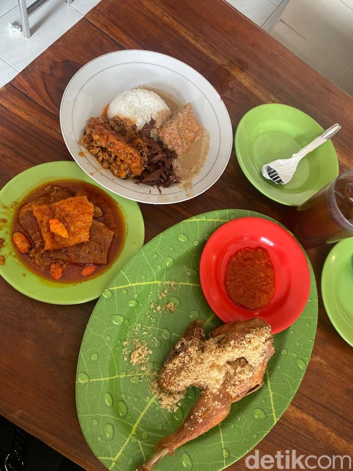 Sedep Miroso! Sarapan Nasi Gudeg Krecek dan Ayam Goreng Asli Jogja