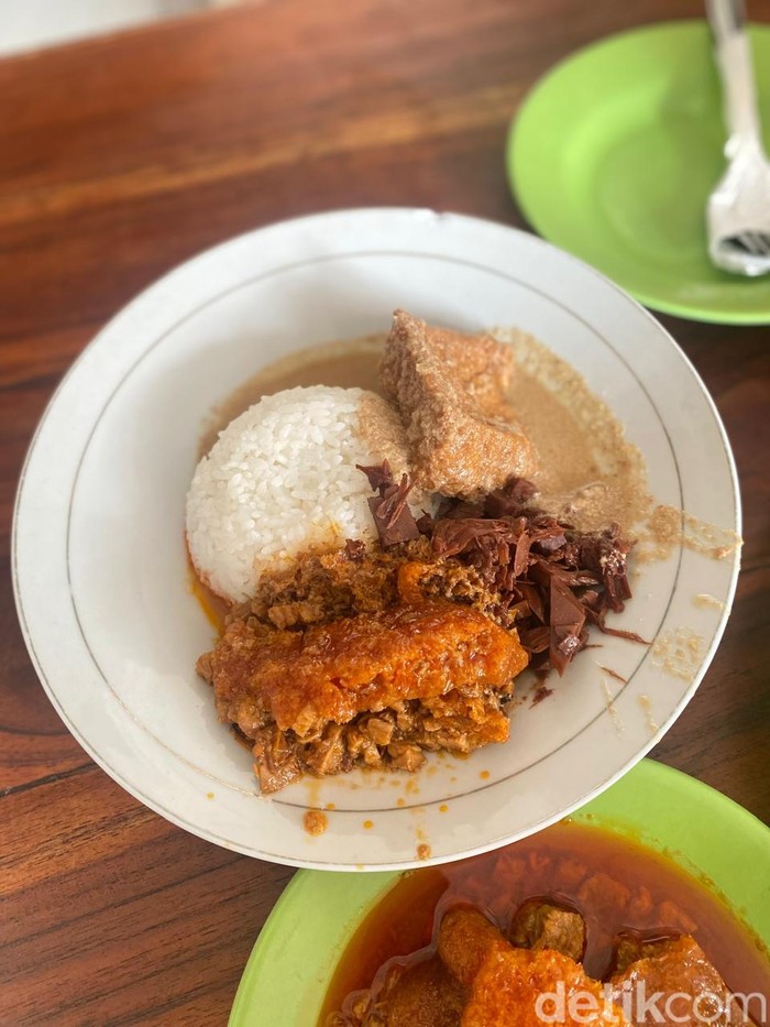 Sedep Miroso! Sarapan Nasi Gudeg Krecek dan Ayam Goreng Asli Jogja