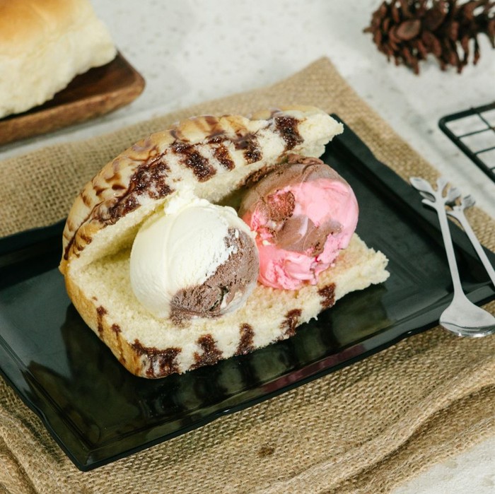 20 Roti Bakar Kekinian Topping Melimpah Ada di Sini!