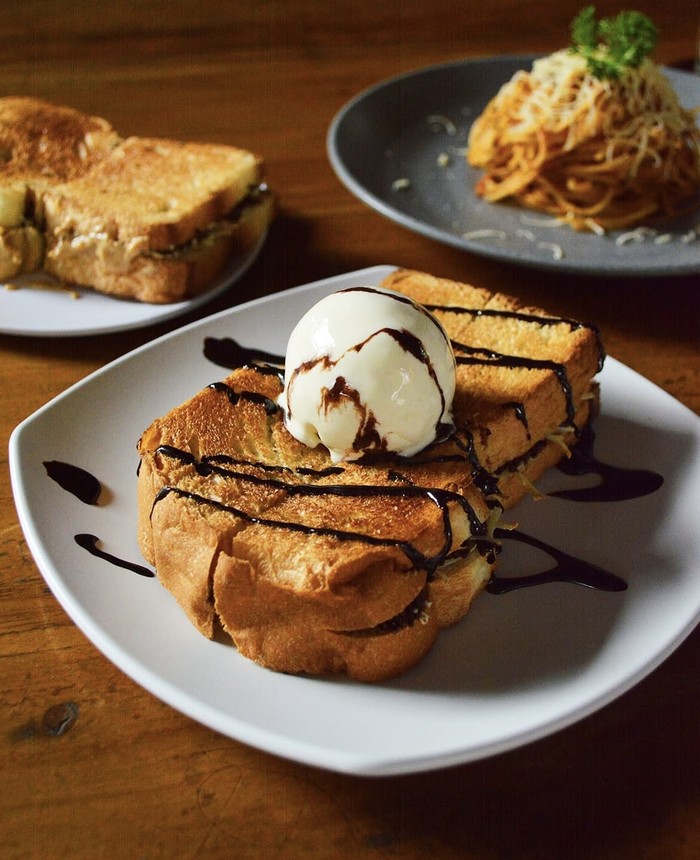 20 Roti Bakar Kekinian Topping Melimpah Ada di Sini!