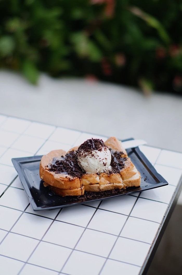 20 Roti Bakar Kekinian Topping Melimpah Ada di Sini!