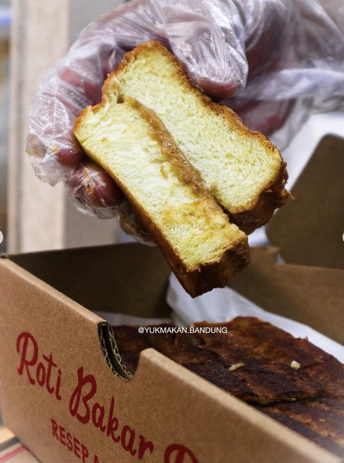 20 Roti Bakar Kekinian Topping Melimpah Ada di Sini!