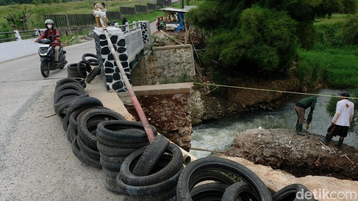Antisipasi Longsor, Turap Kali Angke Diperbaiki