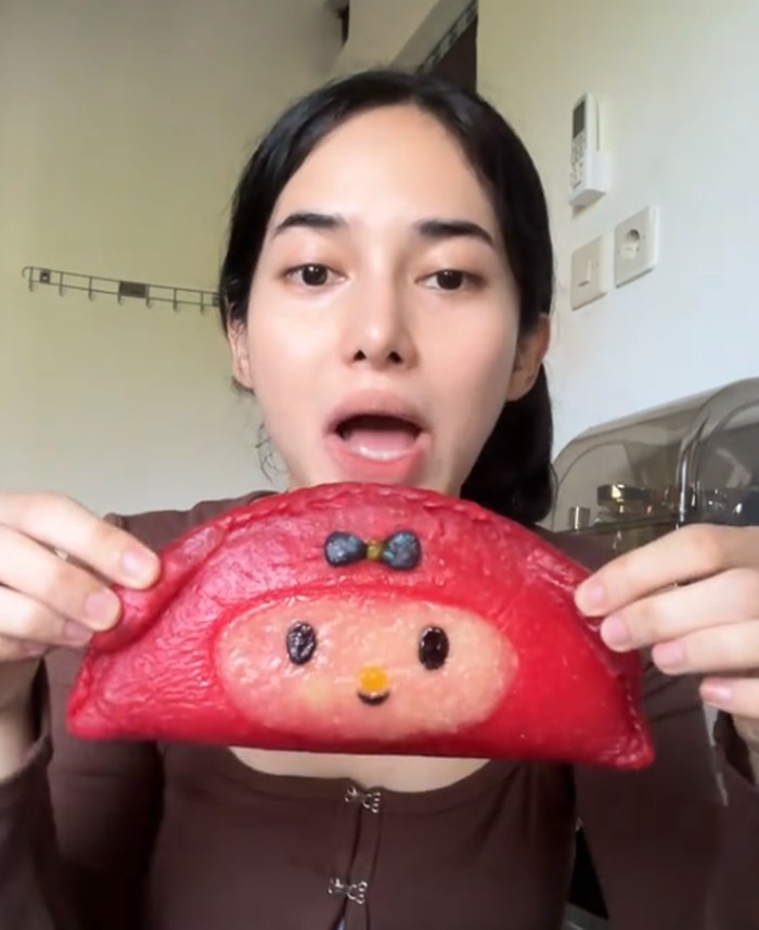 Dilan Janiyar Kulineran Bareng Farida Nurhan dan Cicip Makanan Unik