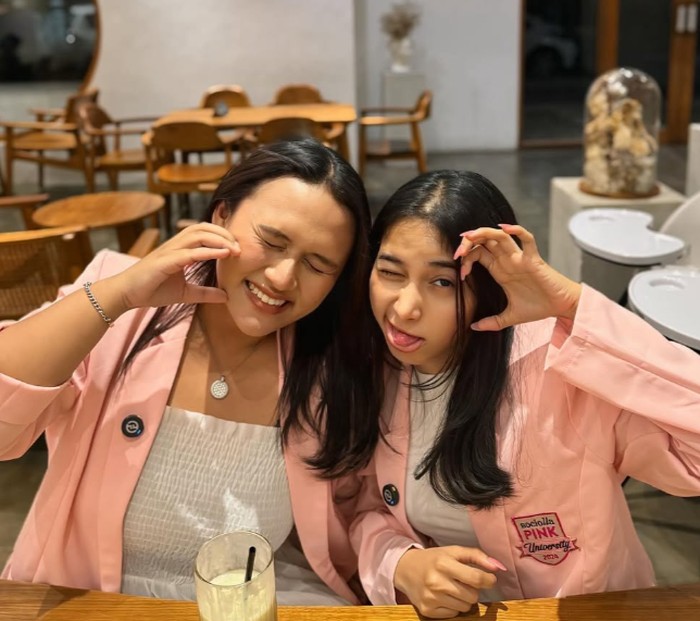 Dilan Janiyar Kulineran Bareng Farida Nurhan dan Cicip Makanan Unik