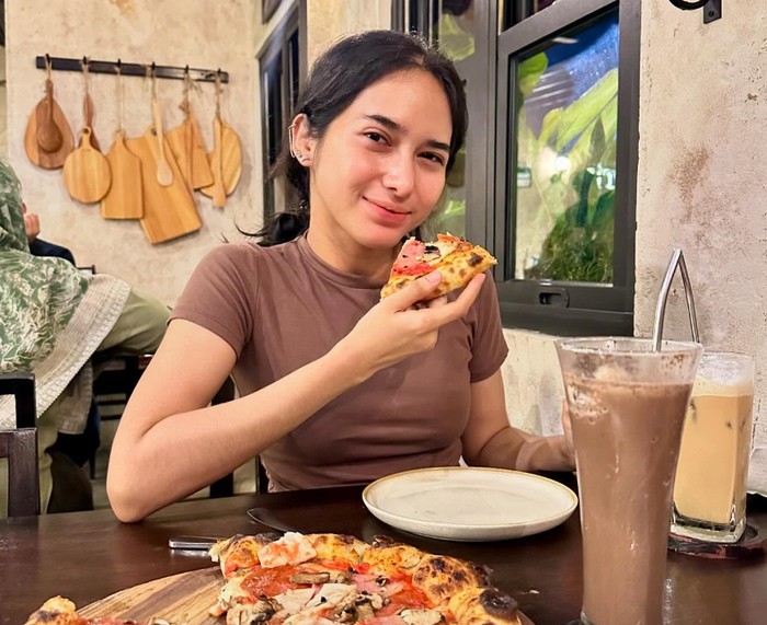 Dilan Janiyar Kulineran Bareng Farida Nurhan dan Cicip Makanan Unik