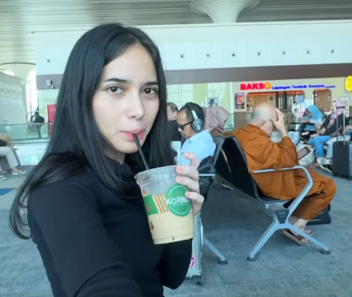 Dilan Janiyar Kulineran Bareng Farida Nurhan dan Cicip Makanan Unik