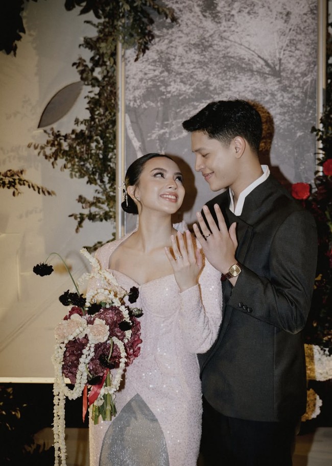 Foto Influencer Nazla Alifa Berkebaya Unik di Momen Tunangan dengan Adikara