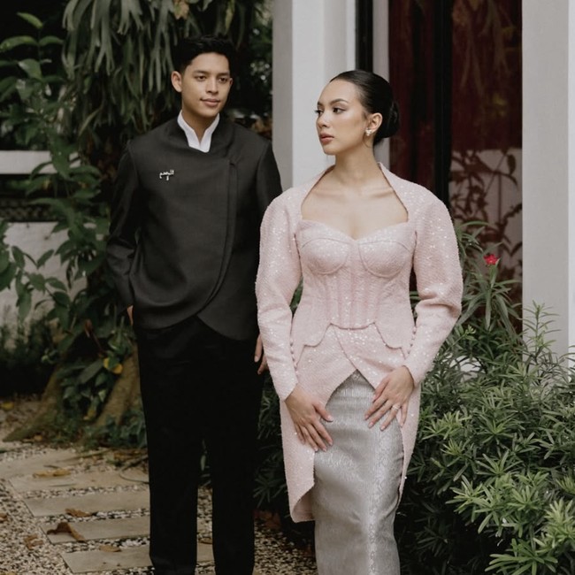 8 Foto Pernikahan Brandon Salim & Dhika Himawan, Tampil Dengan Busana Vintage