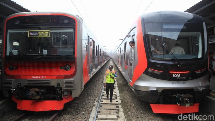 Parade Kereta Ramaikan Satu Abad KRL Beroperasi