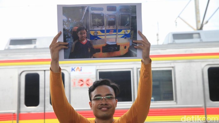 Parade Kereta Ramaikan Satu Abad KRL Beroperasi